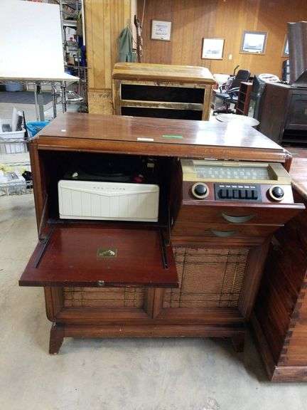 RCA Victor Console Stereo Cabinet With Turntable and Radio - Trice Auctions
