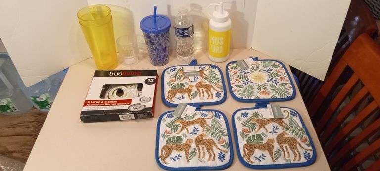 10 NEW Miscellaneous Kitchen Items including 4 true living Potholders - Trice Auctions