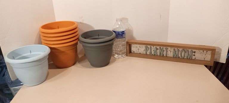 NEW "Plant Mom" Sign & 8 Various Plastic Pots - Trice Auctions