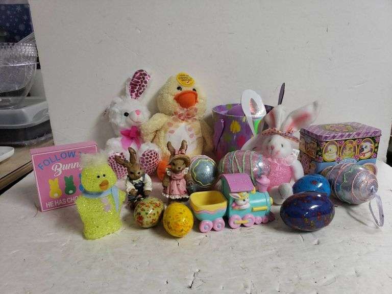 Easter-Themed Lot with Plush Toys, Decor, and Accessories - Trice Auctions