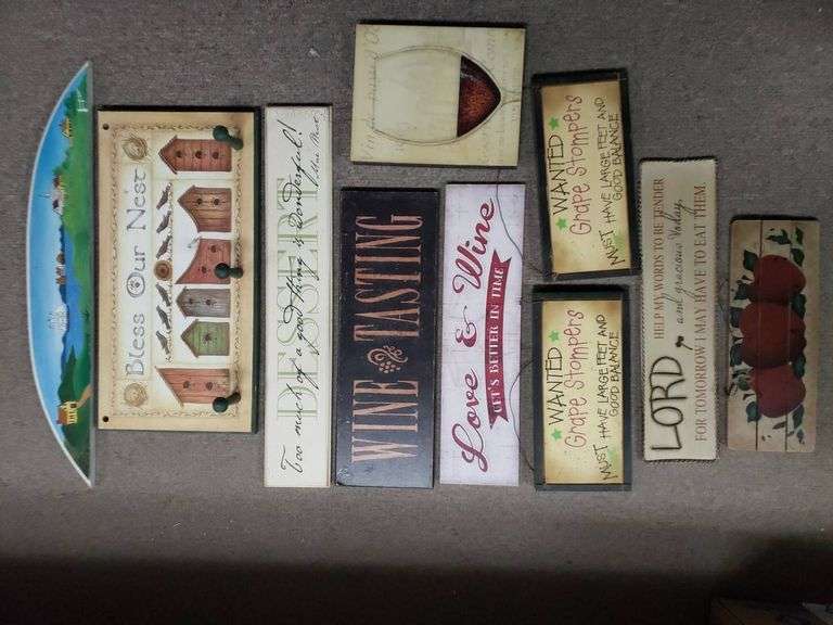10 Piece Lot of Decorative Wall Signs and Plaques - Trice Auctions