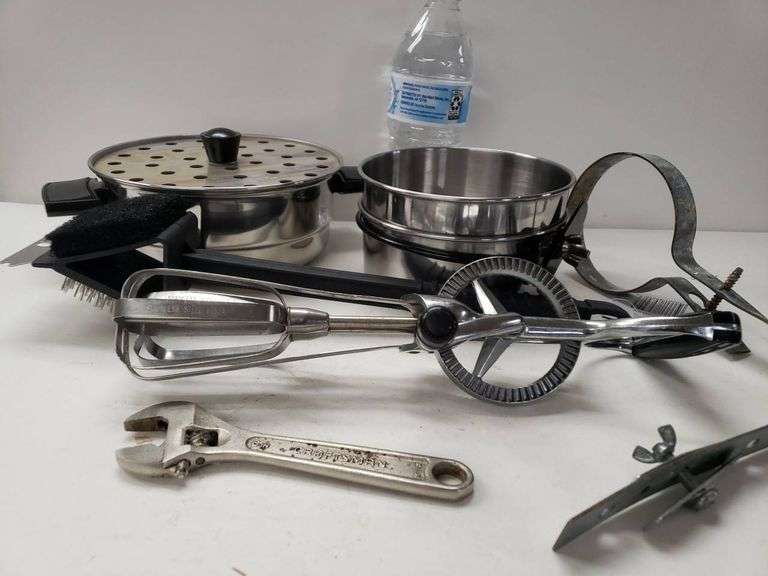 6 Piece Lot of Kitchenware and Tools Including Ekco Egg Beater - Trice Auctions
