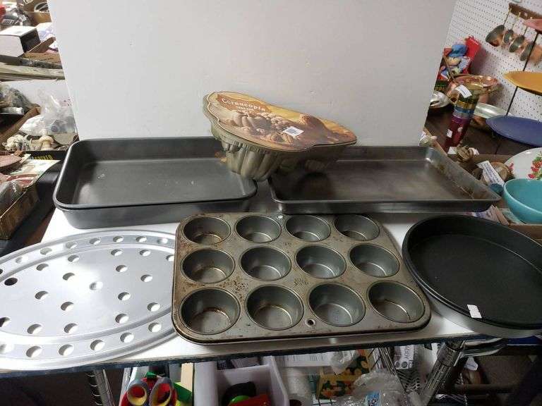 Assorted Bakeware Including Cornucopia Cake Pan and Muffin Tin - Trice ...