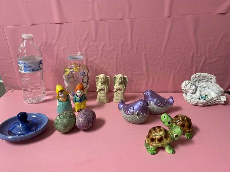 Vintage Salt and Pepper Shakers. And Home Decor Figurine’s - Trice Auctions