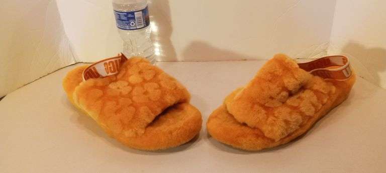 Size 9 UGG Fluff Yeah Poppy Slide Slippers - Trice Auctions