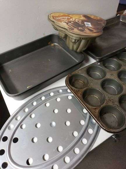 Assorted Bakeware Including Cornucopia Cake Pan and Muffin Tin - Trice ...