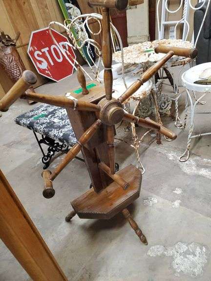 Rotating Spinning Wheel-Style Display With Multiple Spokes - Trice Auctions