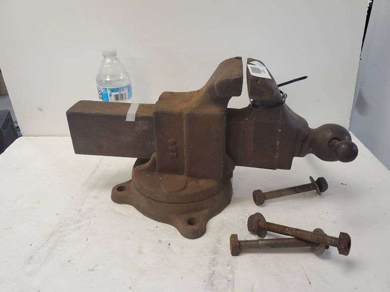 Metal Bench Vise With Rotating Base and Mounting Bolts - Trice Auctions