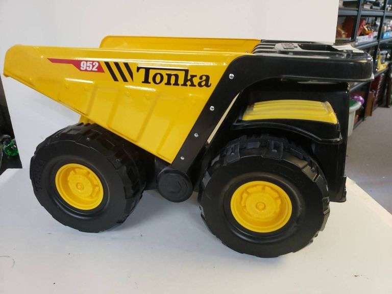 Tonka 952 Dump Truck Toy in Yellow and Black Design - Trice Auctions