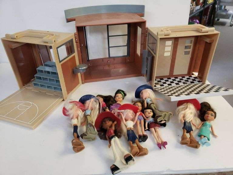 Bratz Lil High School Playset With Assorted Dolls and Accessories ...