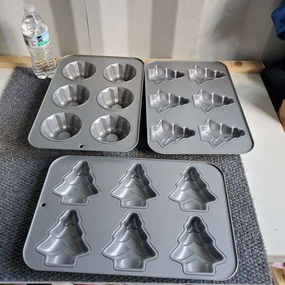 Christmas tree-shaped baking pans & Mini bundt style - Trice Auctions