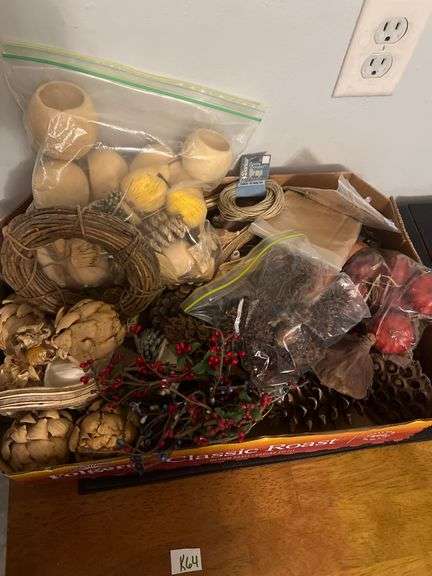 Decor material, wreath pinecones, hemp cord - Trice Auctions