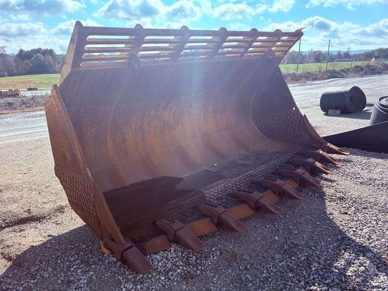 988B SPADE NOSE LOADER BUCKET - TriStar Auction Group