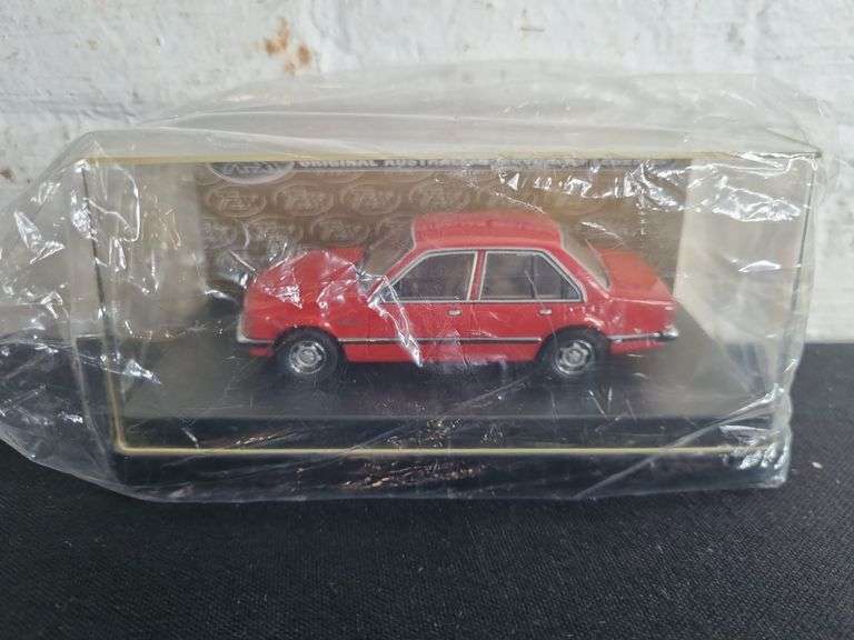 Trax Holden VB Commodore SL Sedan 1/43 Scale Model - Tullochs Auctions