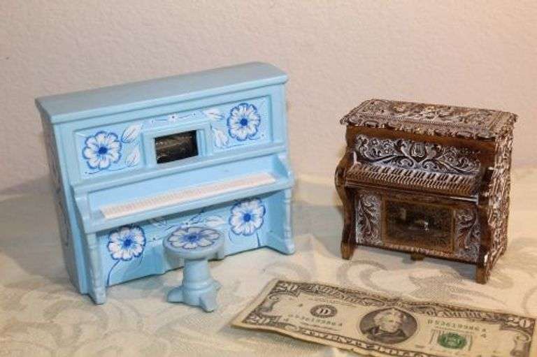 Lot of 2 piano motif vintage music boxes - gold toned piece marked ...
