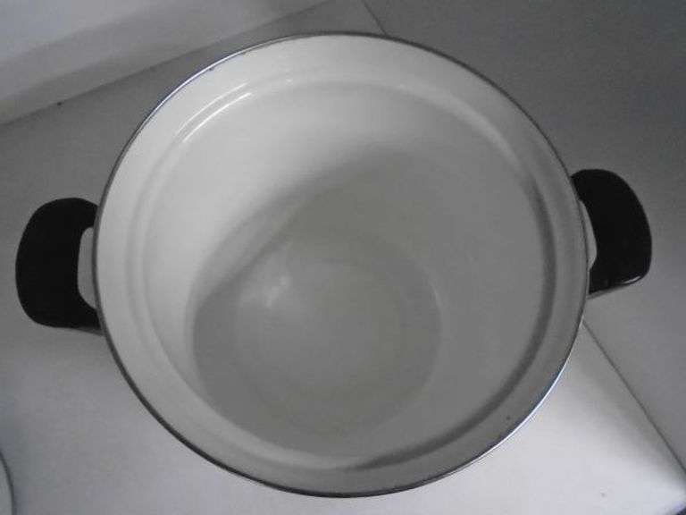 JANKO Contemporary Cookware. Porcelain-on-steel, Hand Painted, made in ...