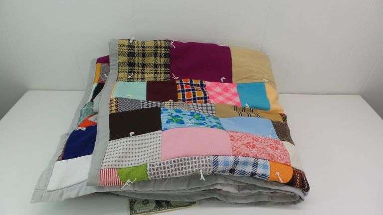 Gorgeous LARGE Handmade Quilt! (2C) - Texas Online Auction House