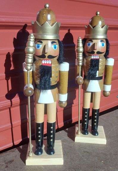 Pair of awesome wooden soldier nutcrackers - Texas Online Auction House