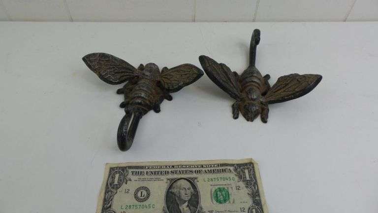 Pair of CUTE Cast Iron Bee Wall Hooks! (5B) - Texas Online Auction House
