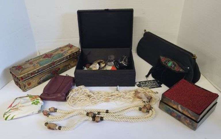 Misc Accessories and Beaded Coasters. ~ cash only ~. (4C) - Texas Online Auction House