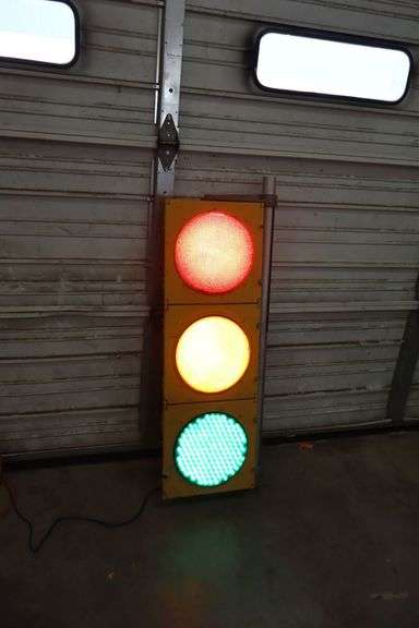 3-Light Traffic Signal Light! Wired w/standard plug! Works great! (RD ...
