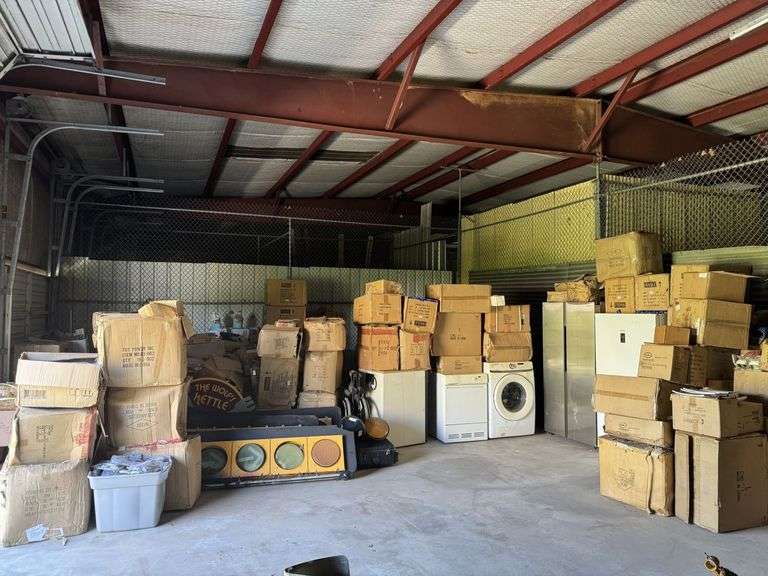 LARGE** Storage Unit Contents! This is a LARGE variety of items! LOTS ...