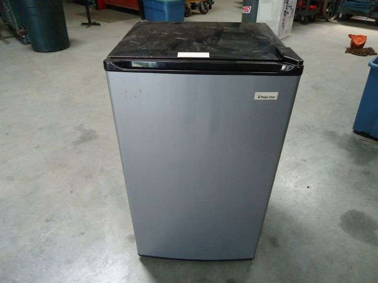 Magic Chef Refrigerator, small size. - Texas Online Auction House