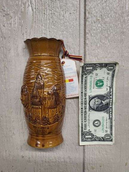 Wall Pocket. ~ cash only ~ ( row 1) - Texas Online Auction House