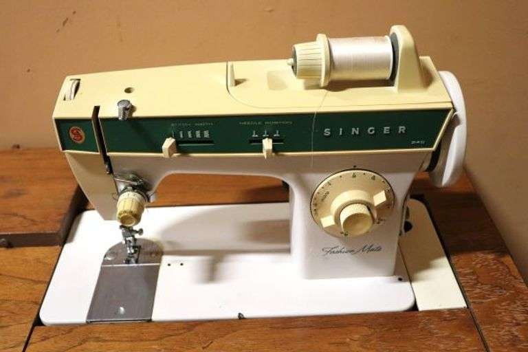 Sweet SINGER SEWING MACHINE Including Table Stand and Chair - Don't ...