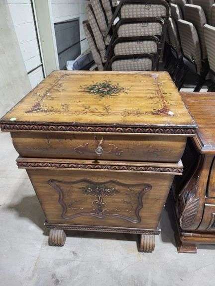Side Table. ~ cash only ~ - Texas Online Auction House