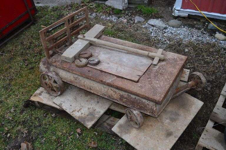 National Mfg. Co. Toronto Platform Scale - Shackelton Auctions Inc.