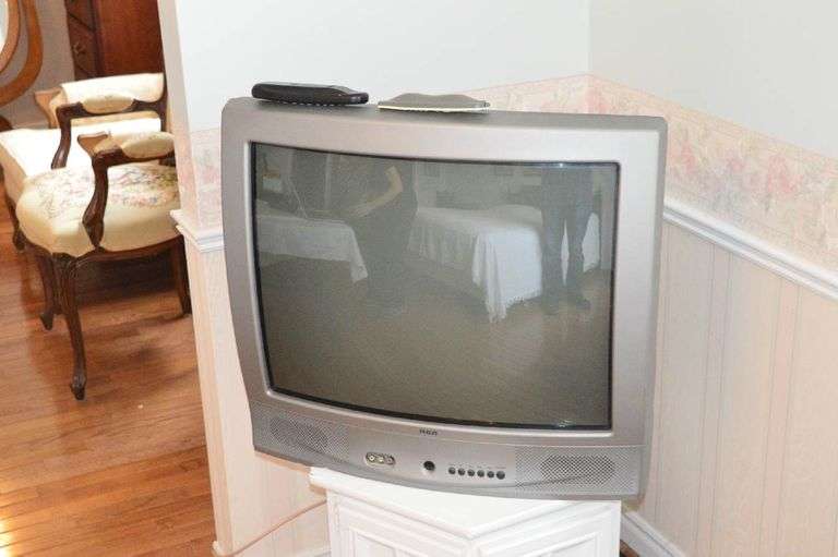 RCA CRT TV 27" - Shackelton Auctions Inc.