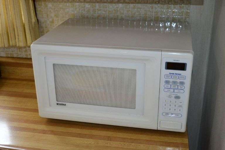 Kenmore Microwave - Shackelton Auctions Inc.