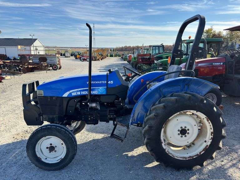 NEW HOLLAND WORKMASTER 45 TRACTOR - Shackelton Auctions Inc.