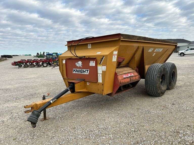 KNIGHT MODEL 7716 SLINGER MANURE SPREADER - Shackelton Auctions Inc.