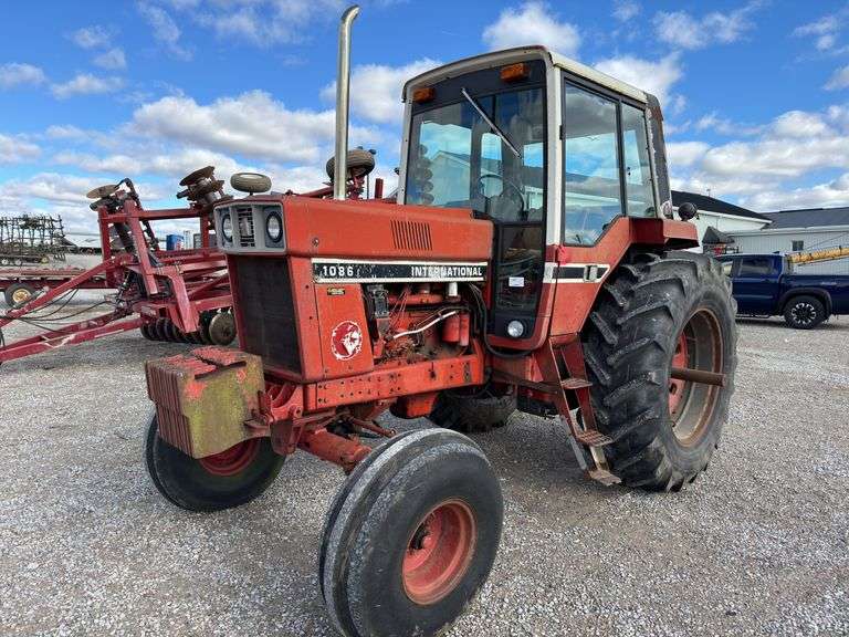 INTERNATIONAL 1086 TRACTOR - Shackelton Auctions Inc.