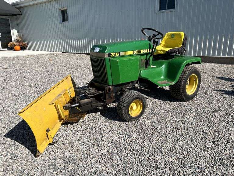 JOHN DEERE 316 LAWN TRACTOR - Shackelton Auctions Inc.