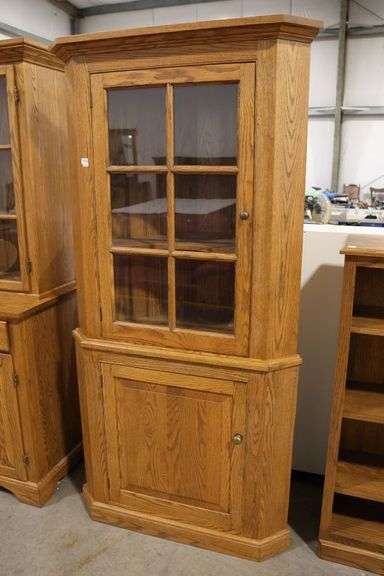 OAK CORNER CABINET - Shackelton Auctions Inc.