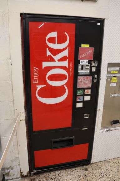 VINTAGE 1986 VENDO COIN-OPERATED VENDING MACHINE - Shackelton Auctions Inc.