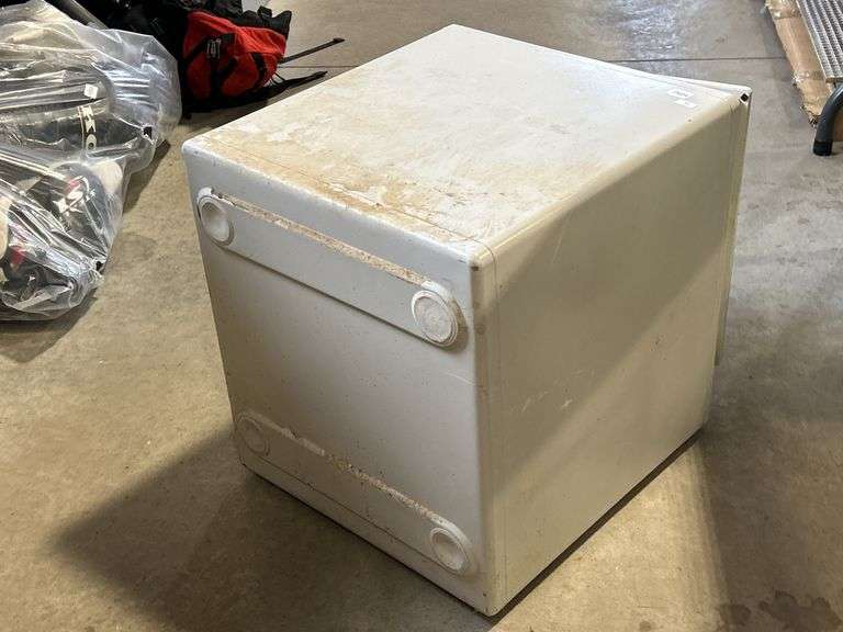 SENTRY S3877 SAFE - 16"X18"X18" - Shackelton Auctions Inc.