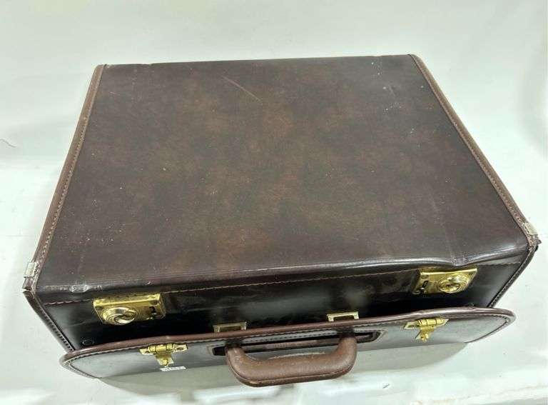 BRIEFCASE/SEWING MACHINE CASE - Shackelton Auctions Inc.