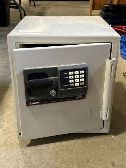 SENTRY S3877 SAFE - 16"X18"X18" - Shackelton Auctions Inc.