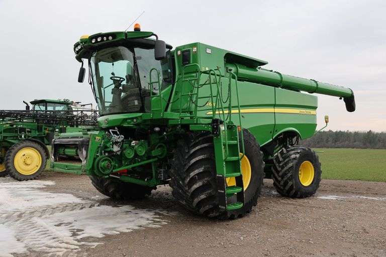 2017 JOHN DEERE S680 PRWD COMBINE - Shackelton Auctions Inc.
