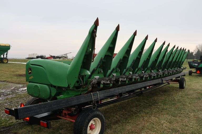 2013 JOHN DEERE 612C 12 ROW CHOPPING CORN HEAD - Shackelton Auctions Inc.