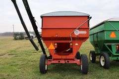 UNVERFERTH 325 GRAVITY BOX, WAGON & AUGER - Shackelton Auctions Inc.