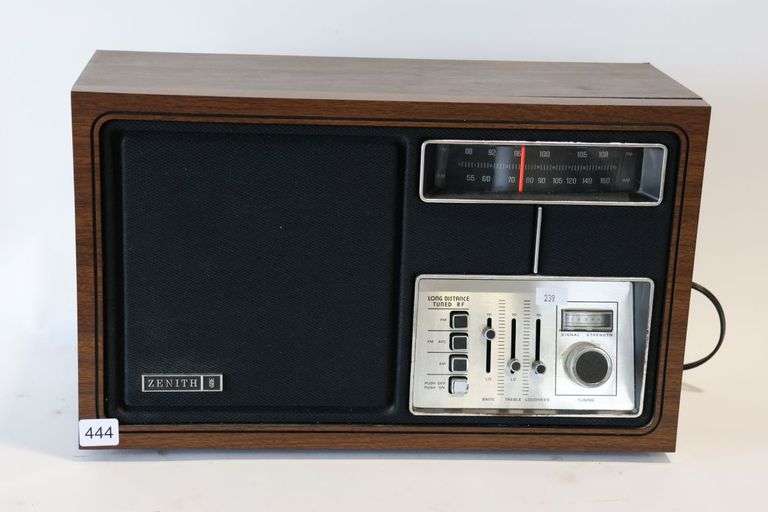 VINTAGE ZENITH TABLE TOP RADIO - Shackelton Auctions Inc.