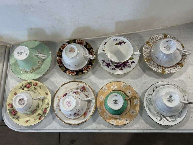8 TEA CUPS & SAUCERS - Shackelton Auctions Inc.