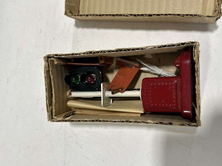 VINTAGE JAPANESE O-GAUGE TRAIN SIGNAL WITH BOX - Shackelton Auctions Inc.