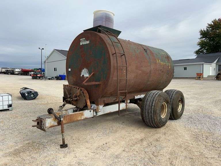 HUSKY 3000 GALLON MANURE TANKER - Shackelton Auctions Inc.
