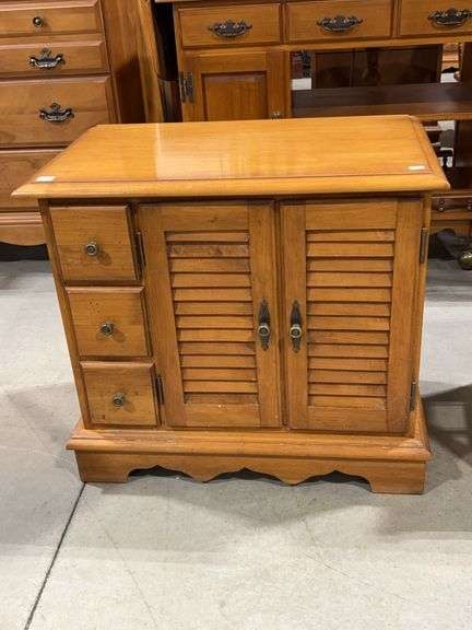 ROXTON MAPLE CABINET - 26"X16"X23" - Shackelton Auctions Inc.